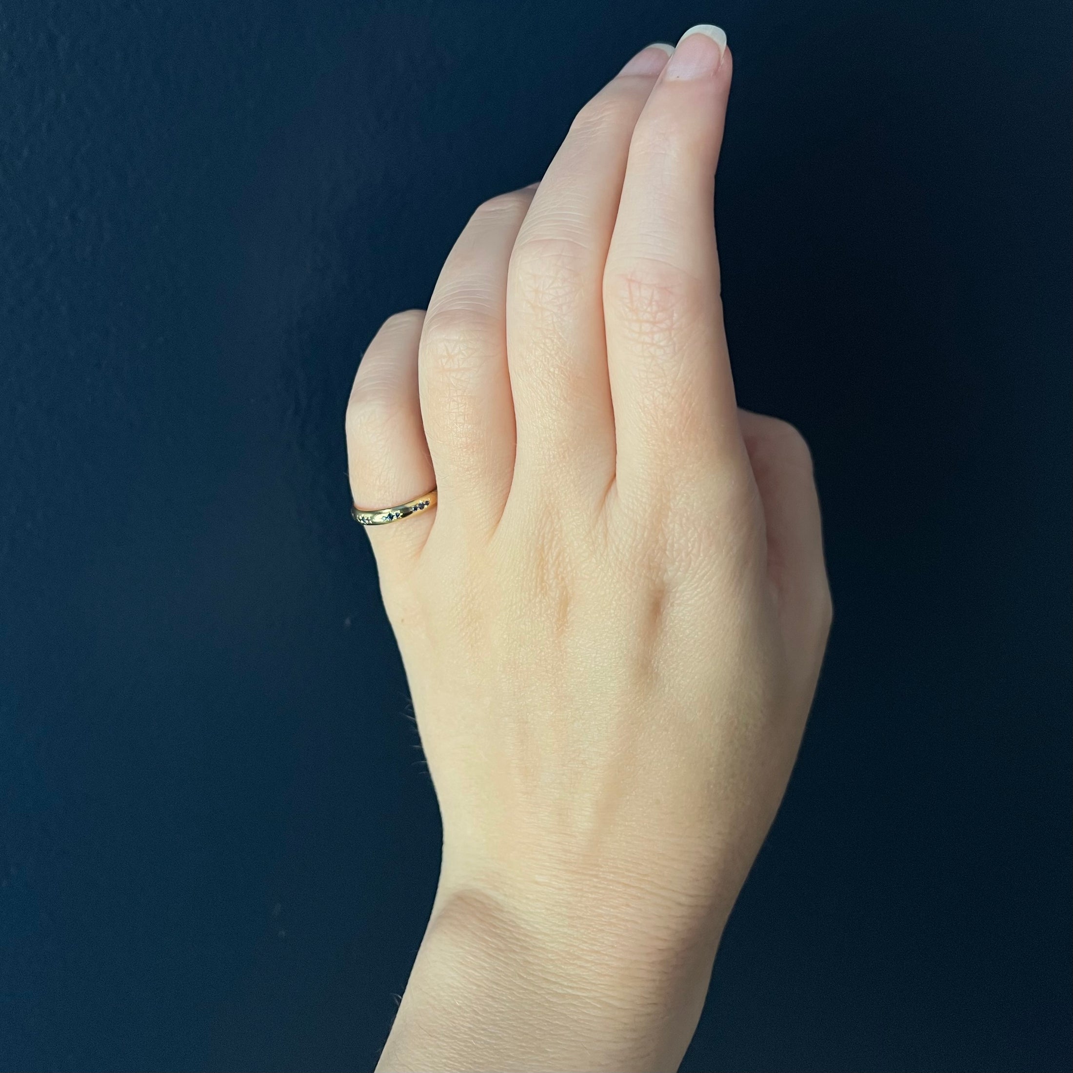 Tura Sugden 18k Yellow Gold Three Sapphire Cluster Cloak Band Ring - 3